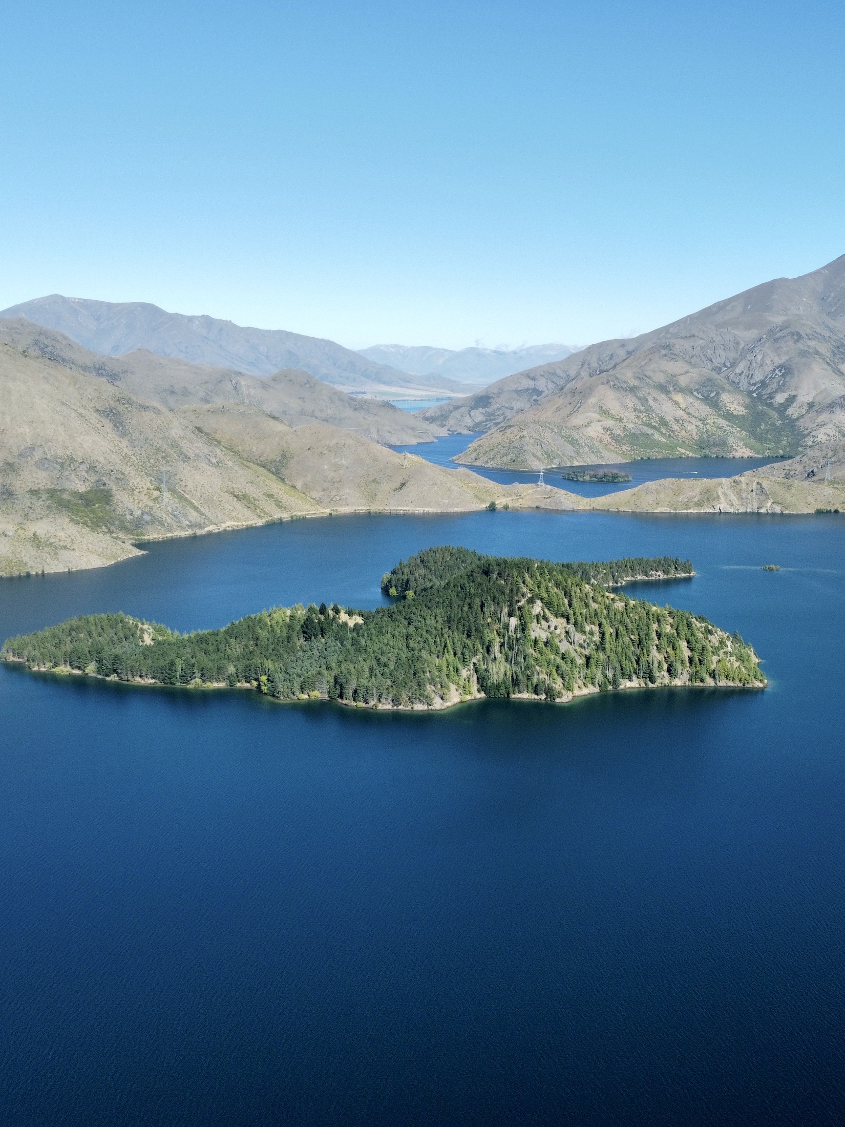 Hiking the Lake Benmore Peninsula Track in Otematata